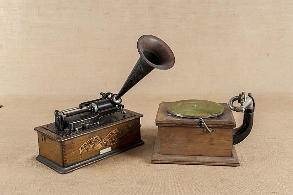 Realized price for 071027: VICTOR TALKING MACHINE OAK